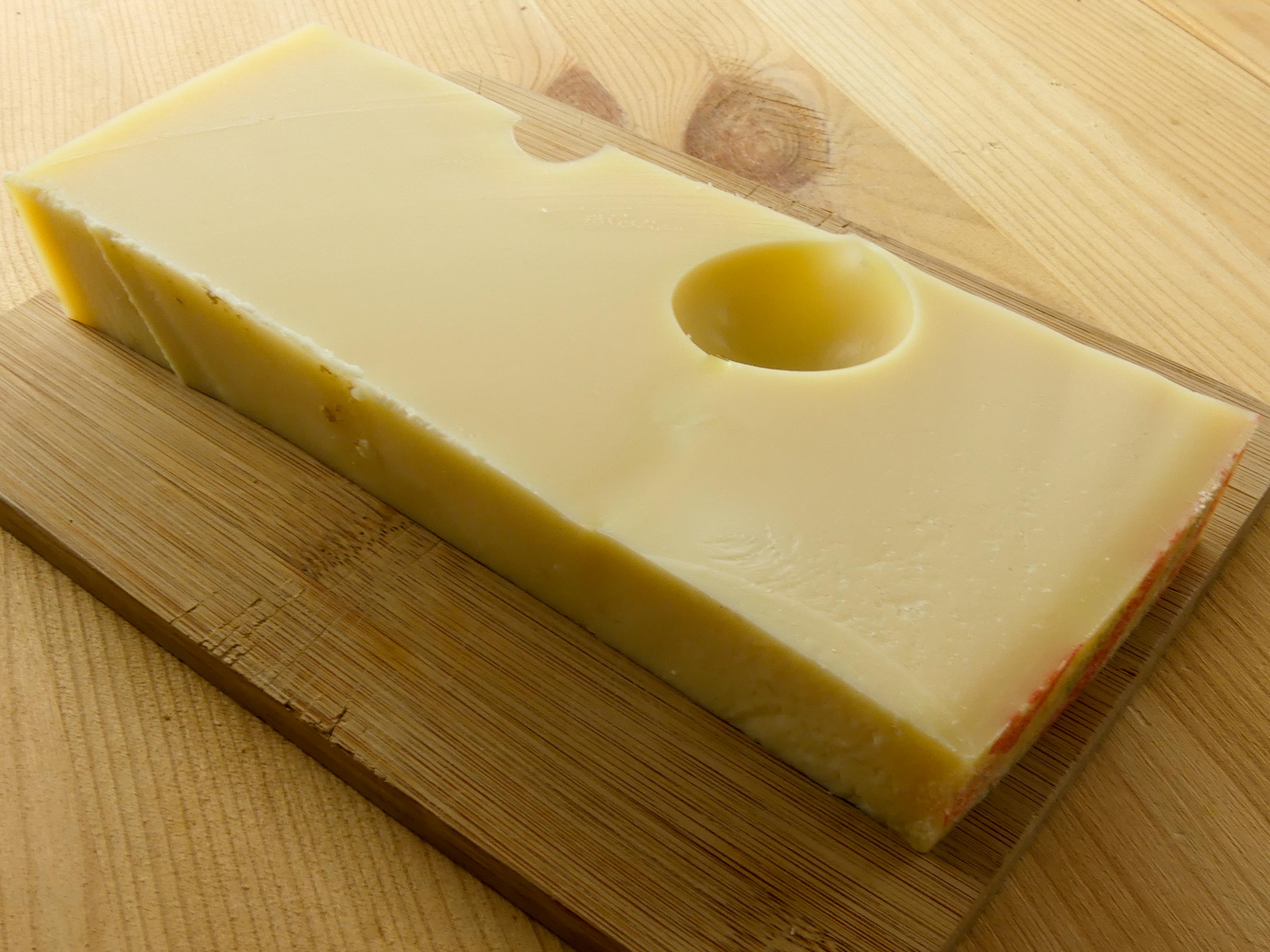 Schweizer Emmentaler am Stück | Käsetheke | Käse | Milchprodukte & Eier ...